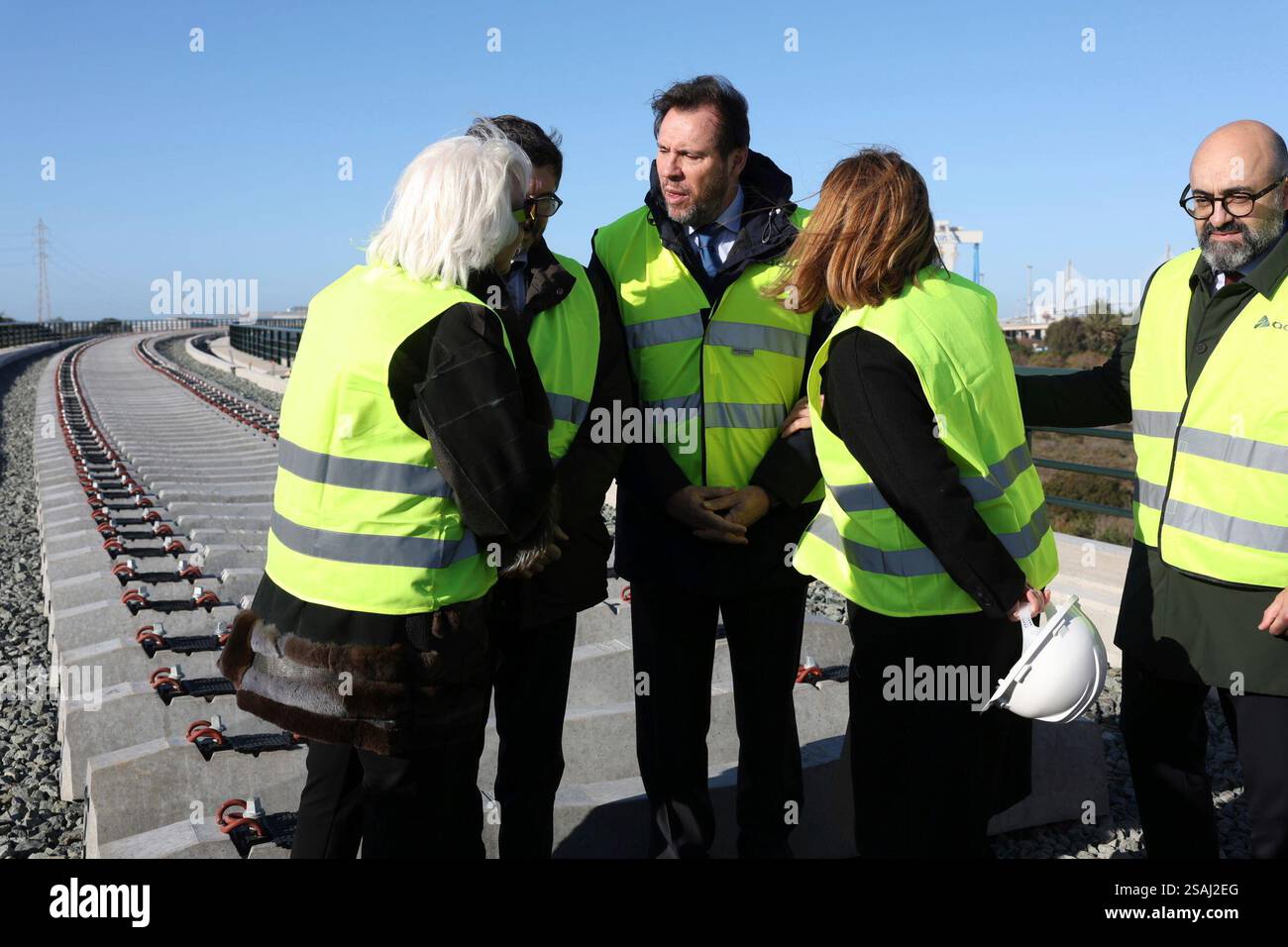 The Minister of Transport and Sustainable Mobility, Óscar Puente (2r ...