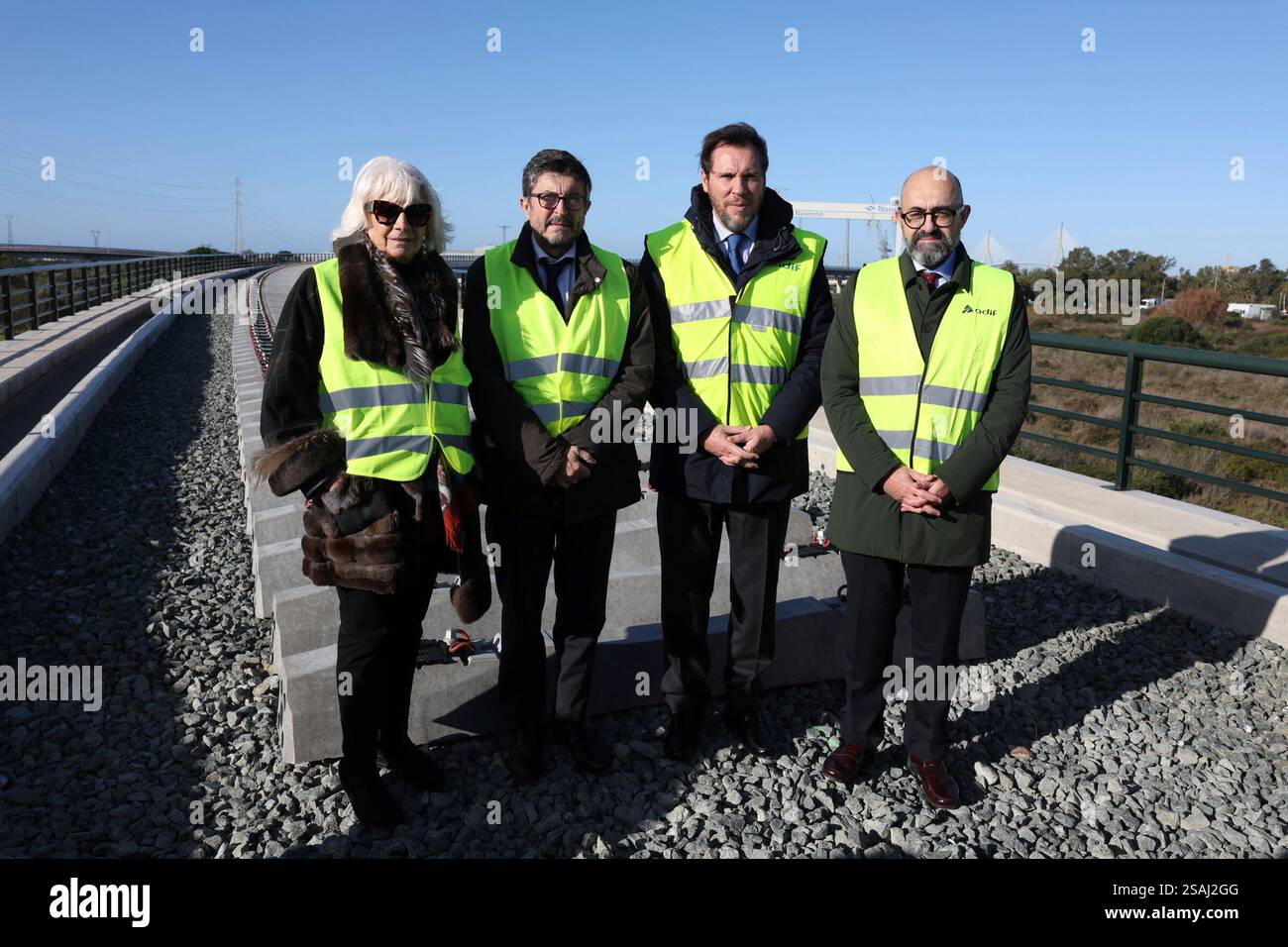 The Minister of Transport and Sustainable Mobility, Óscar Puente (2r ...