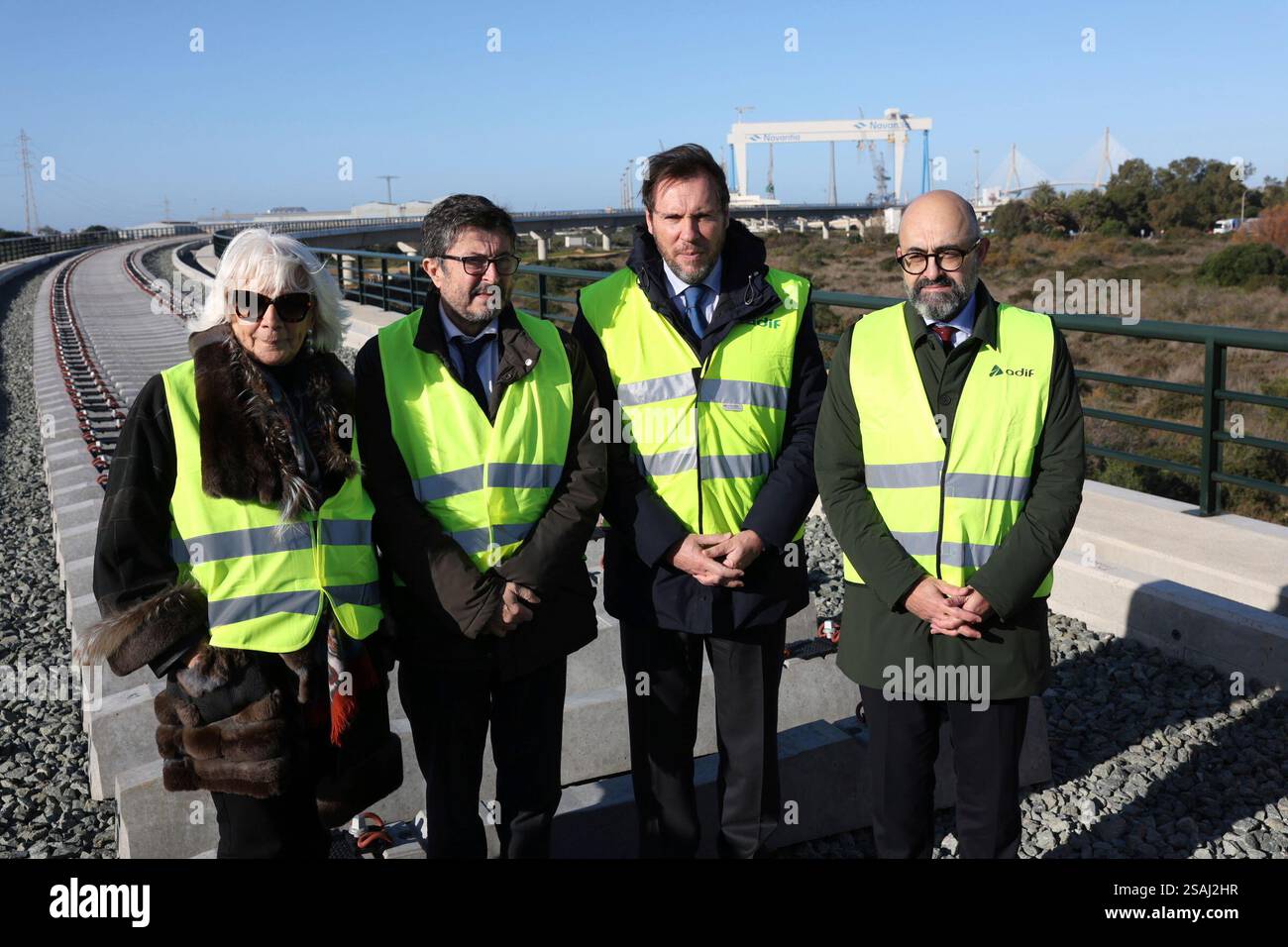The Minister of Transport and Sustainable Mobility, Óscar Puente (2r ...
