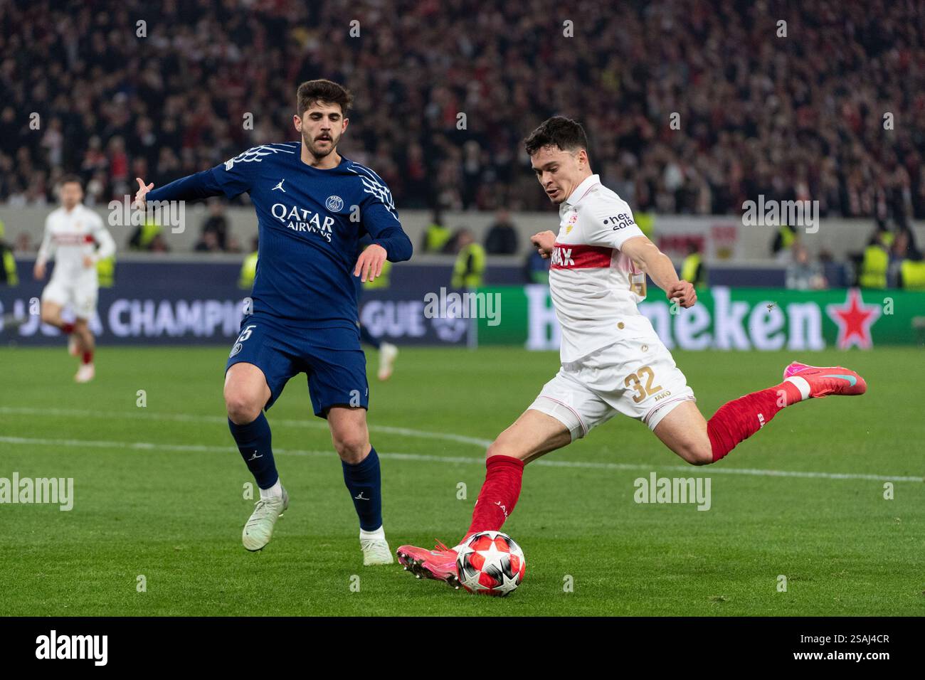 v.li. Lucas Beraldo (Paris Saint-Germain, #35), Fabian Rieder (VfB ...