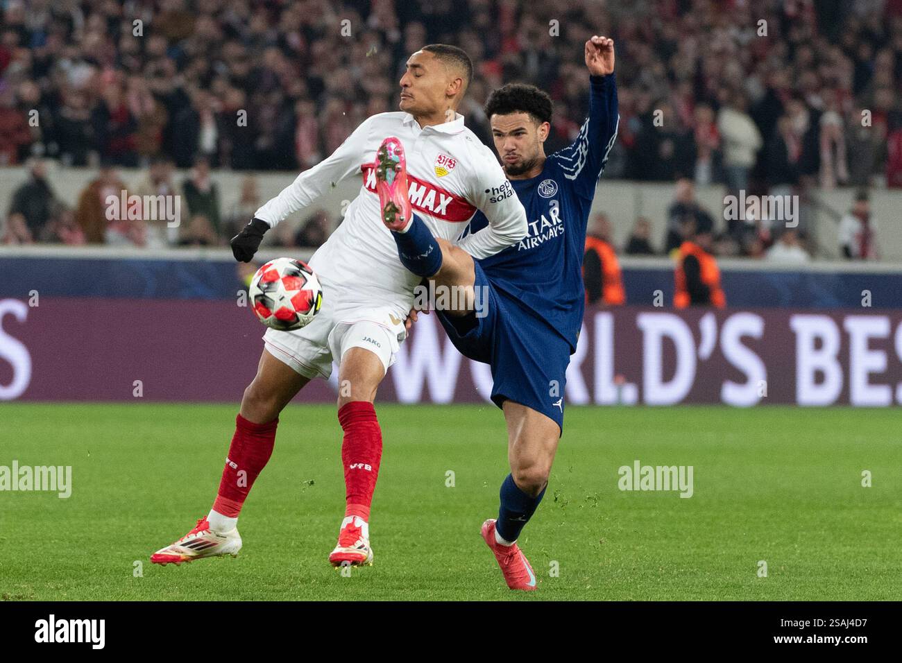 v. li. im Zweikampf Enzo Millot (VfB Stuttgart, #08), Warren Zaire-Emery (Paris Saint-Germain ...