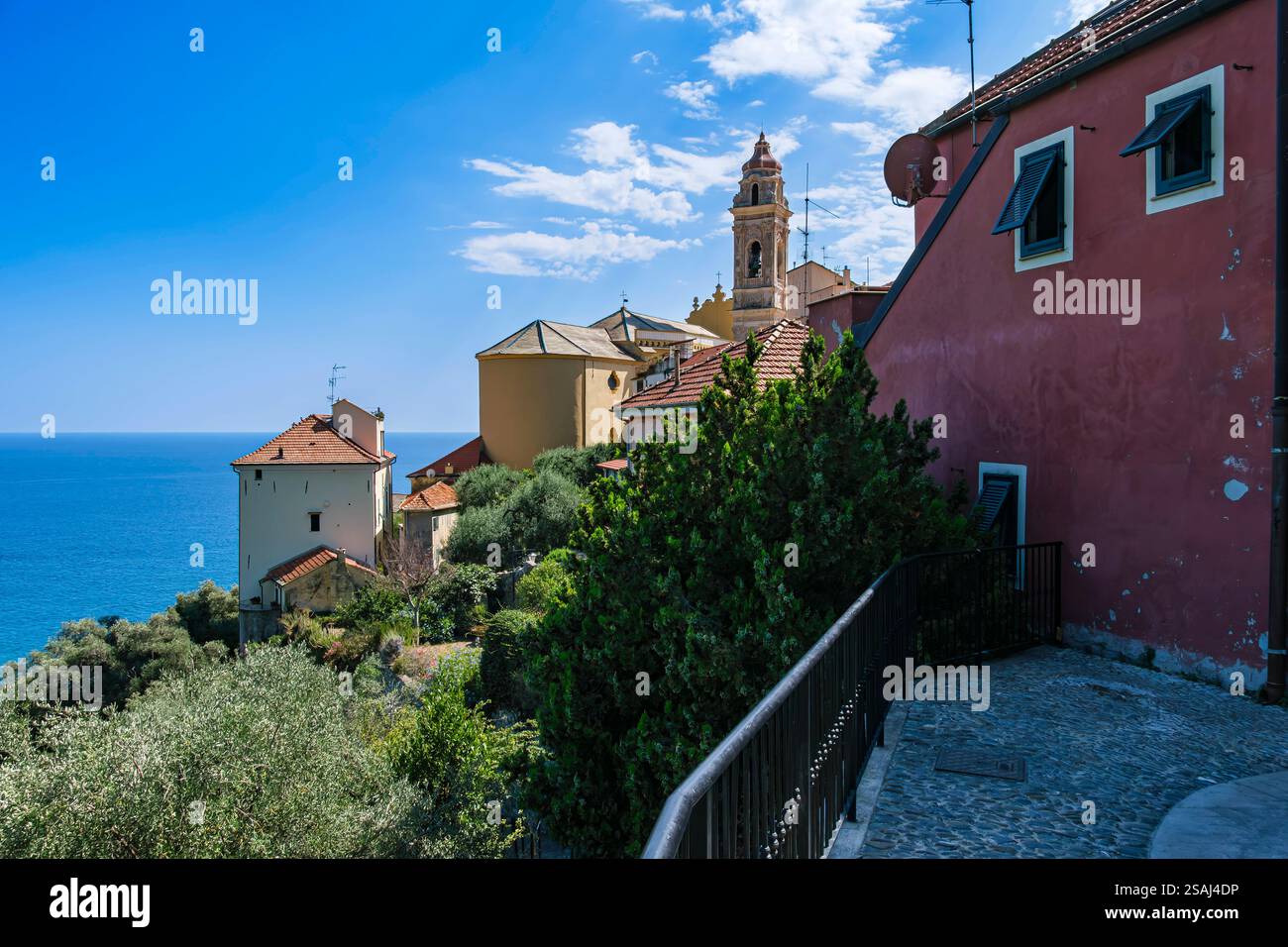 Cervo, Ligurien, Italien Blick auf den Palazzo Simoni und die ...