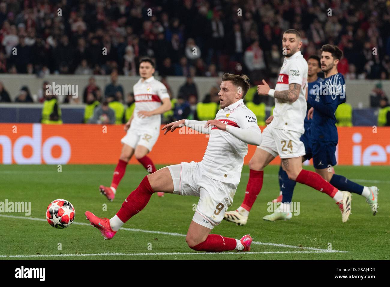 Ermedin Demirovic (VfB Stuttgart, #09) Aktion, am Boden GER, VfB ...