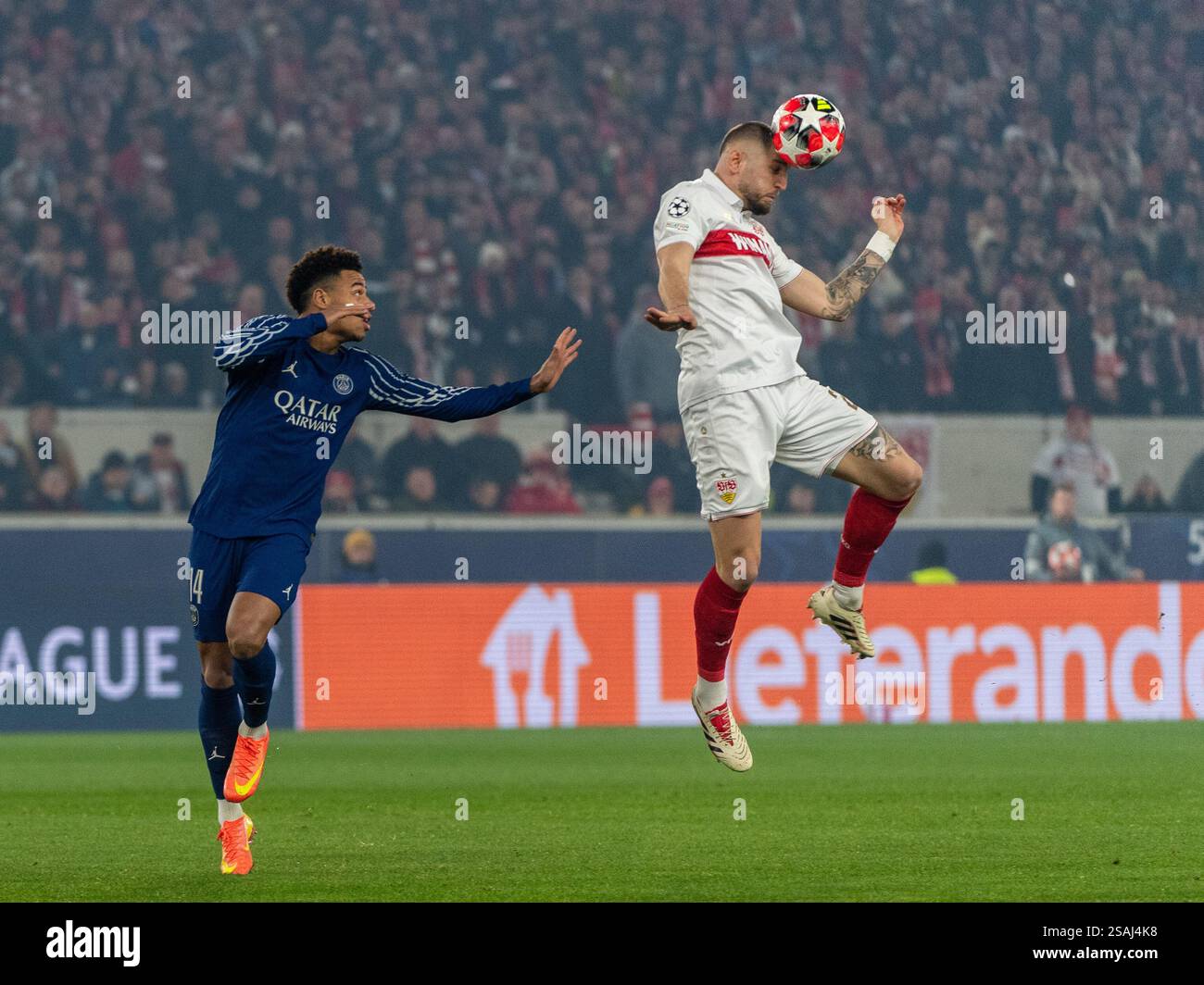 v. li. im Zweikampf Desire Doue (Paris Saint-Germain, #14), Jeff Chabot (VfB Stuttgart, #24) GER ...