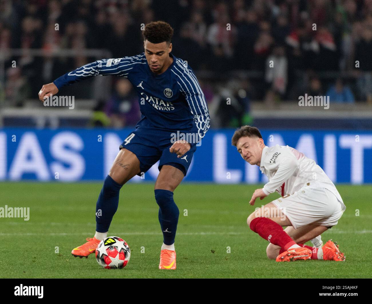 v.li. Desire Doue (Paris Saint-Germain, #14), Angelo Stiller (VfB Stuttgart, #06) GER, VfB ...