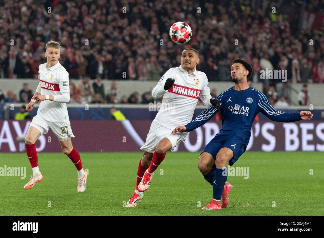 v. li. im Zweikampf Enzo Millot (VfB Stuttgart, #08), Warren Zaire-Emery (Paris Saint-Germain ...