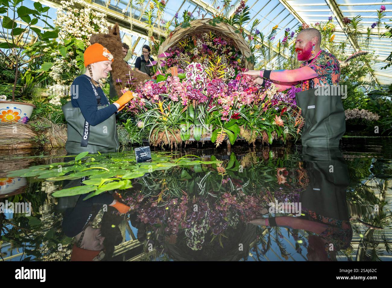 London, UK. 30 January 2025. Kew staff, including (L) Jessy Challenger ...