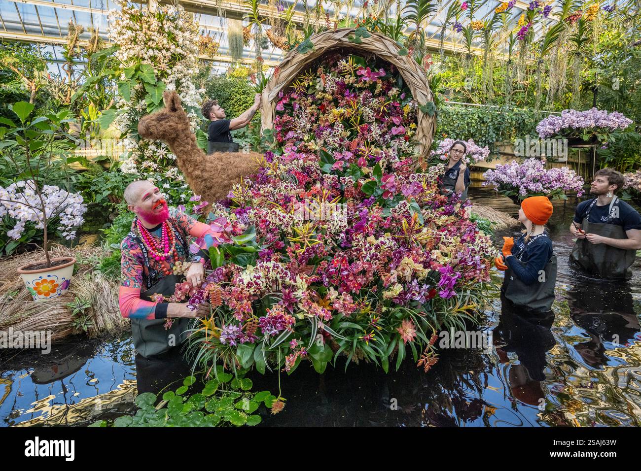 London, UK. 30 January 2025. Kew staff, including (L) Henck Röling, Kew ...