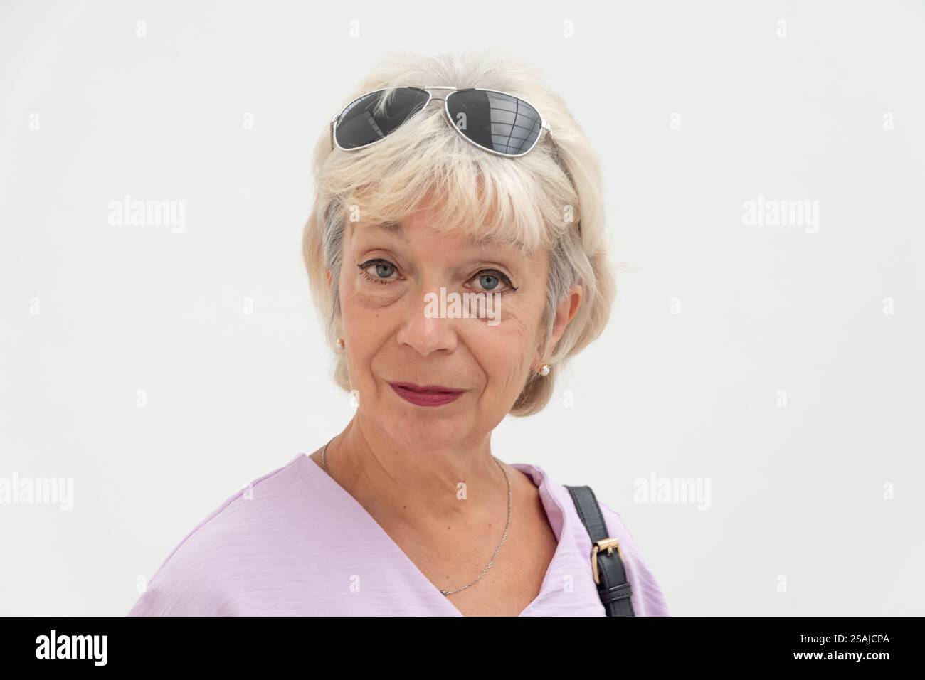 Woman short hair sunglasses hi-res stock photography and images - Alamy