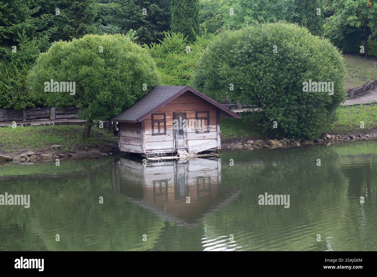 Floating duck house on pond hi-res stock photography and images - Alamy