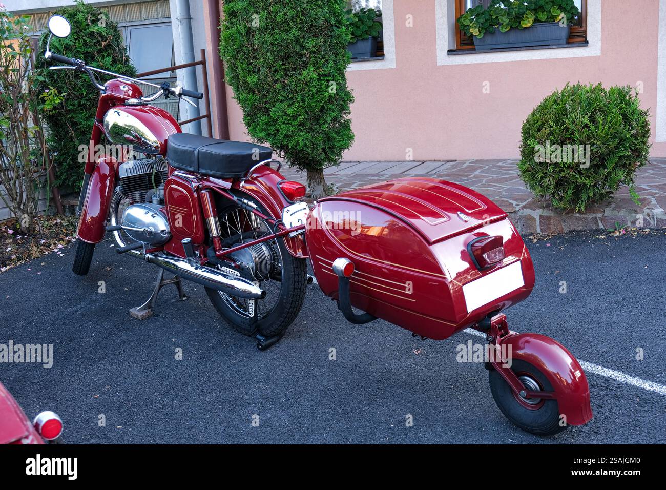Vintage Red Motorcycle with Sidecar Stock Photo - Alamy