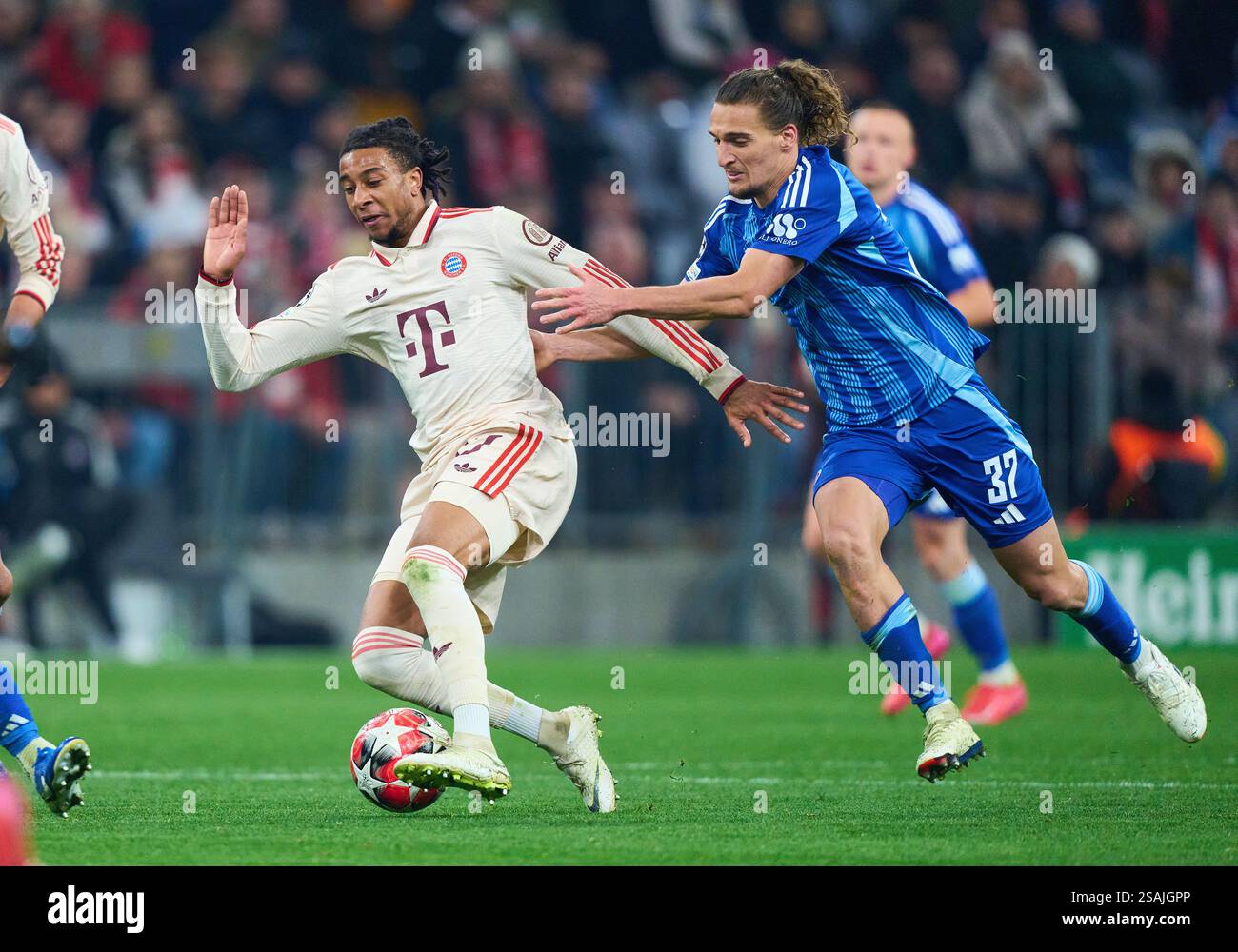 Michael Olise (FCB 17) compete for the ball, tackling, duel, header ...