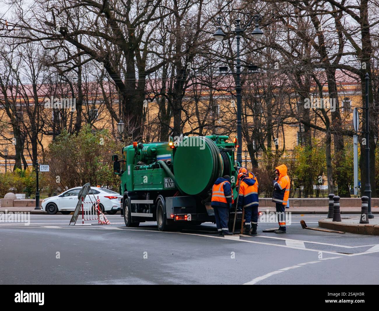 Sewer workers cleaning manhole and unblocking sewers Stock Photo - Alamy