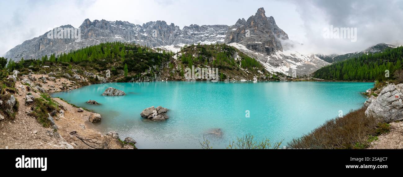 Panoramic view of Lago Sorapis in the Dolomites (Dolomiti, Dolomiten ...