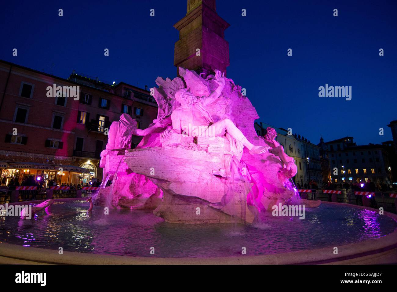 Roma, Italia. 29th Jan, 2025. La fontana dei Quattro Fiumi a Piazza Navona illuminata di rosa ...