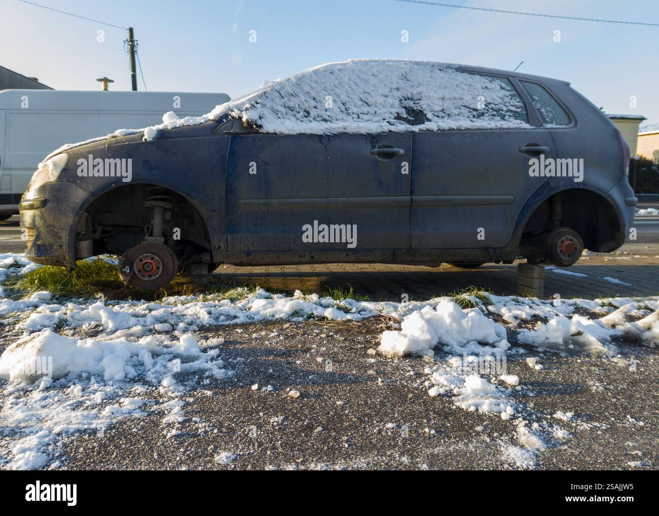 Missing wheels hi-res stock photography and images - Alamy