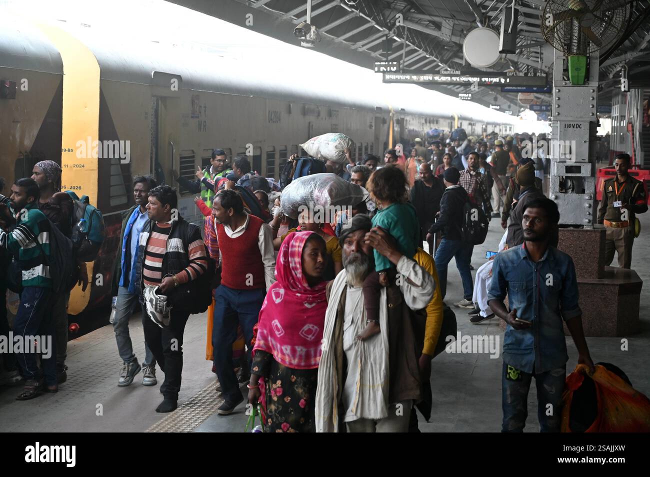 Prayagraj, Uttar Pradesh, India. 29th Jan, 2025. Prayagraj: Devotee ...