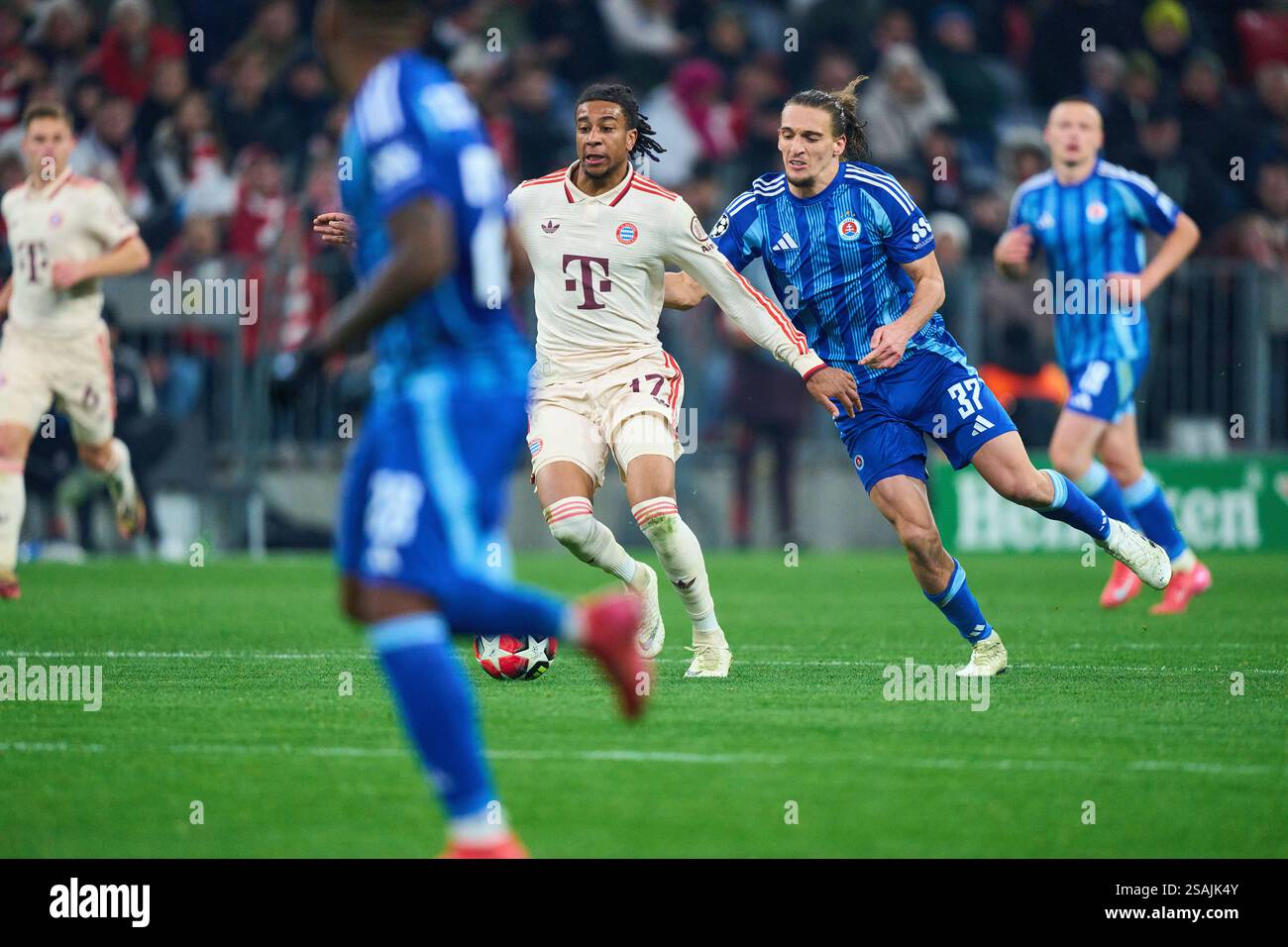 Munich, Germany. 29th Jan, 2025. Michael Olise (FCB 17) compete for the ...