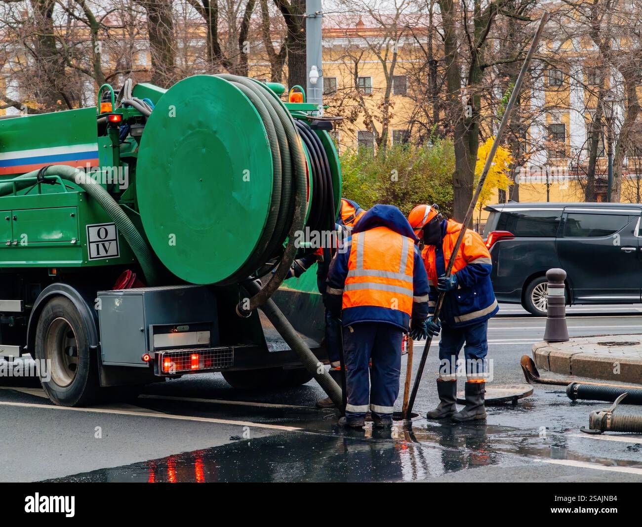 Sewer workers cleaning manhole and unblocking sewers Stock Photo - Alamy