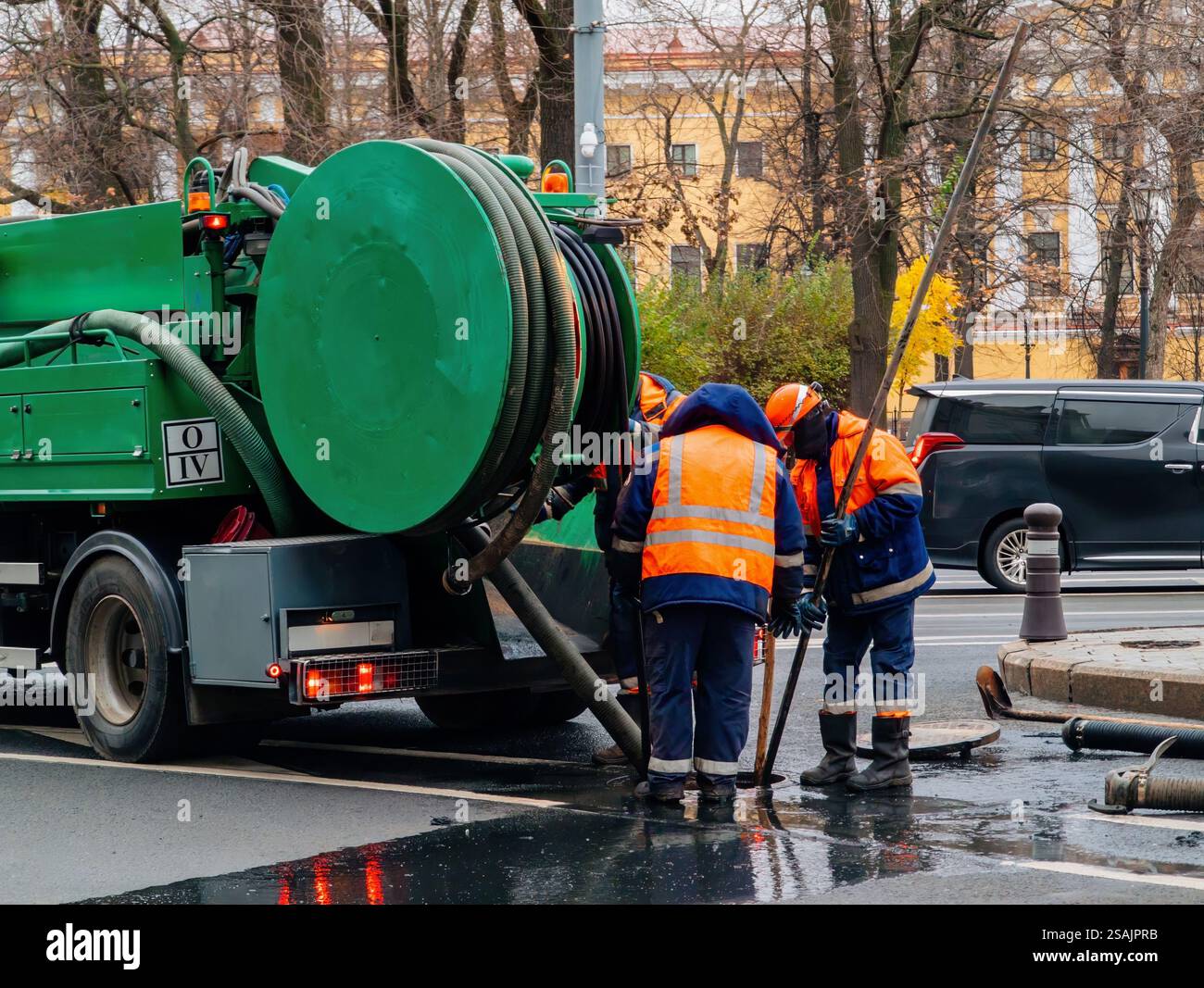 Sewer workers cleaning manhole and unblocking sewers Stock Photo - Alamy