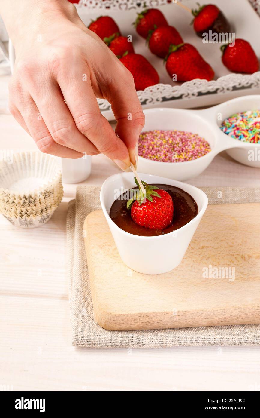 How to make chocolate dipped strawberries - tutorial, step by step ...