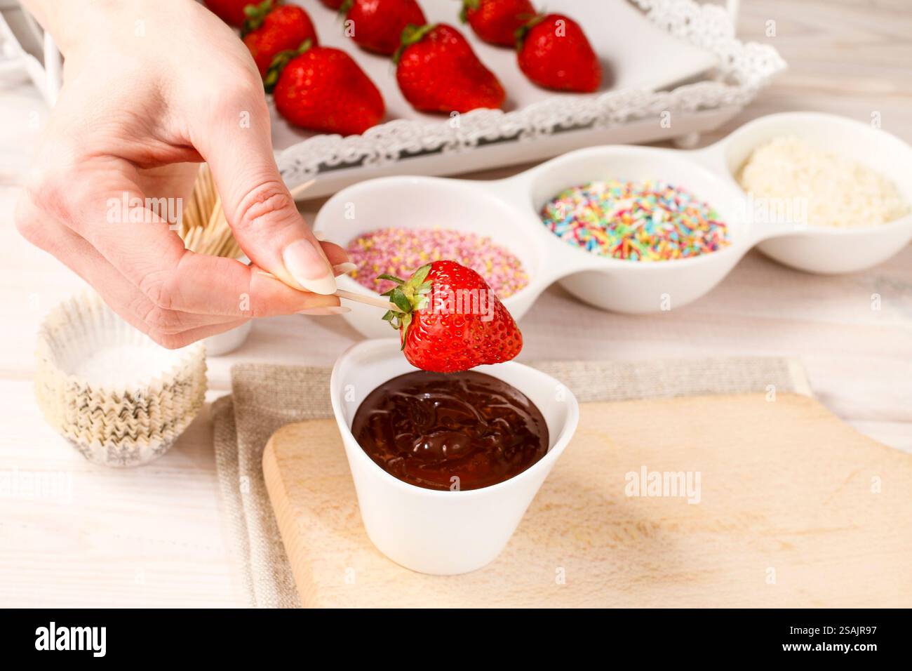 How to make chocolate dipped strawberries - tutorial, step by step ...