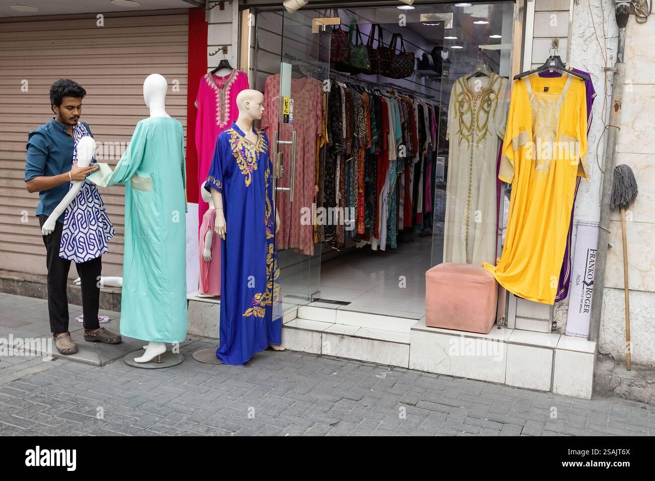 Traditional dress bahrain hi-res stock photography and images - Alamy