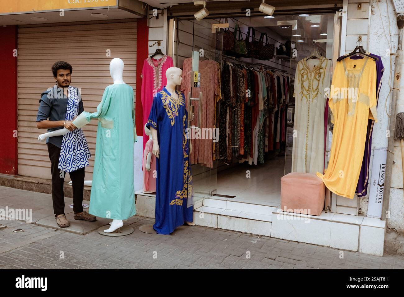 Traditional bahrain clothing hi-res stock photography and images - Alamy