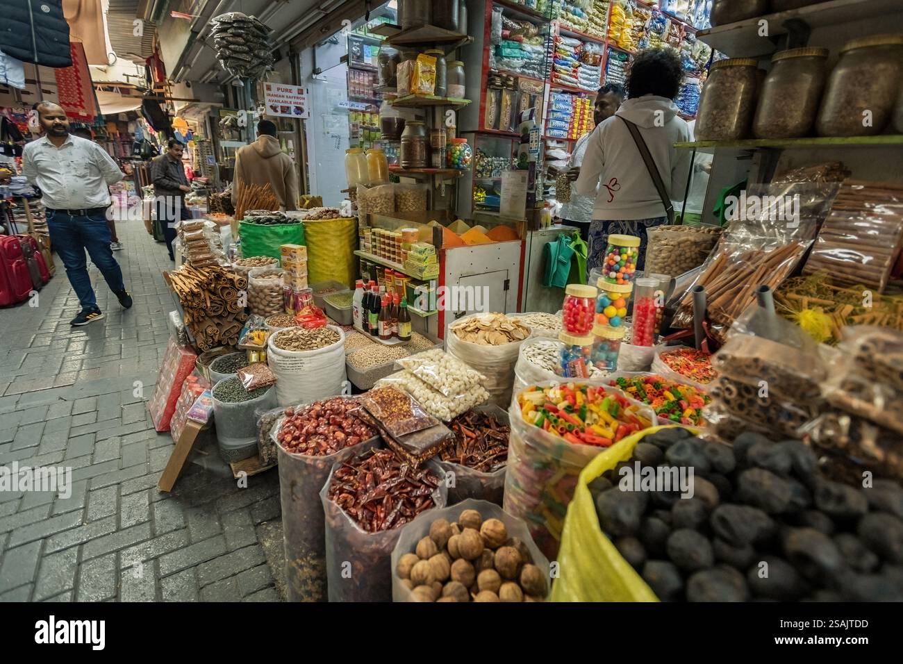 Traditional textiles bahrain hi-res stock photography and images - Alamy