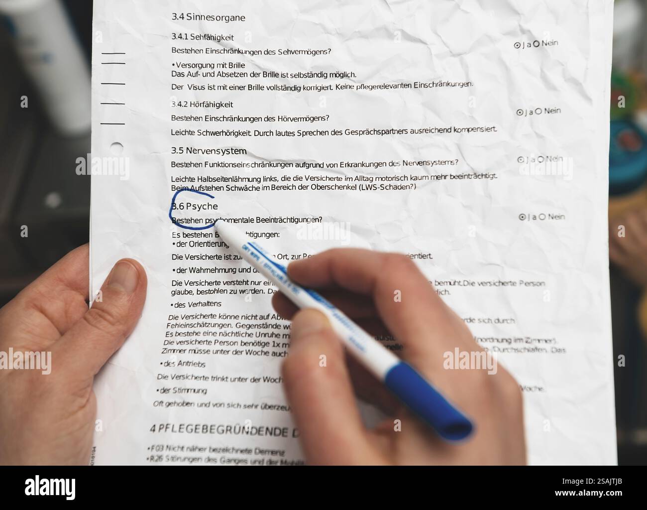 A doctor fills out a detailed medical assessment form in German ...