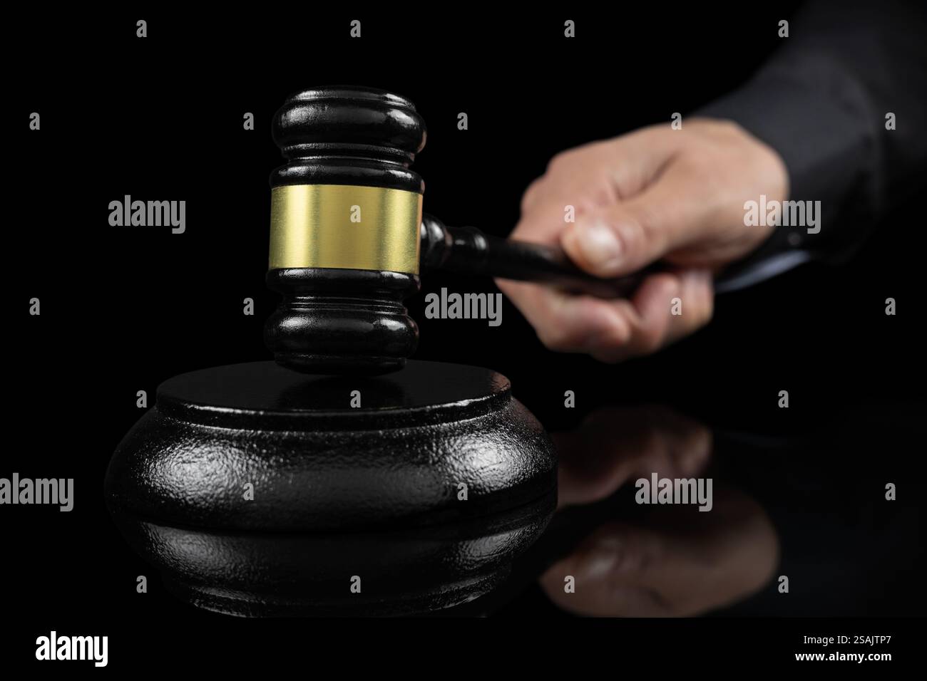 Judge hitting gavel off hi-res stock photography and images - Alamy