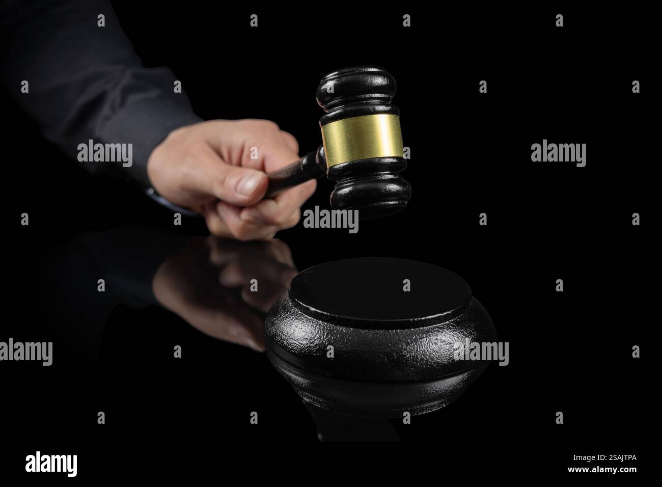 Judge hitting gavel off hi-res stock photography and images - Alamy