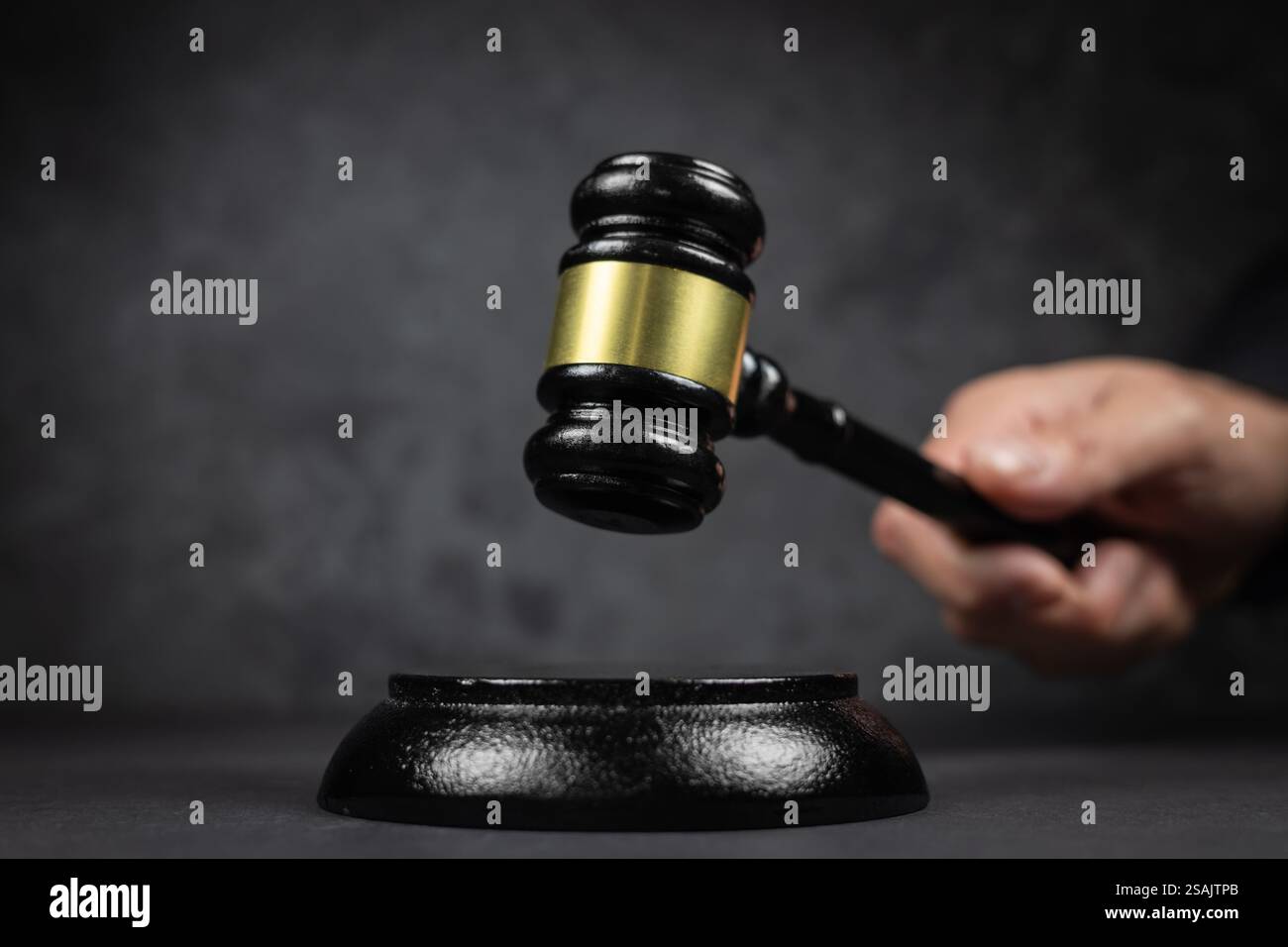 Judge hitting gavel off hi-res stock photography and images - Alamy
