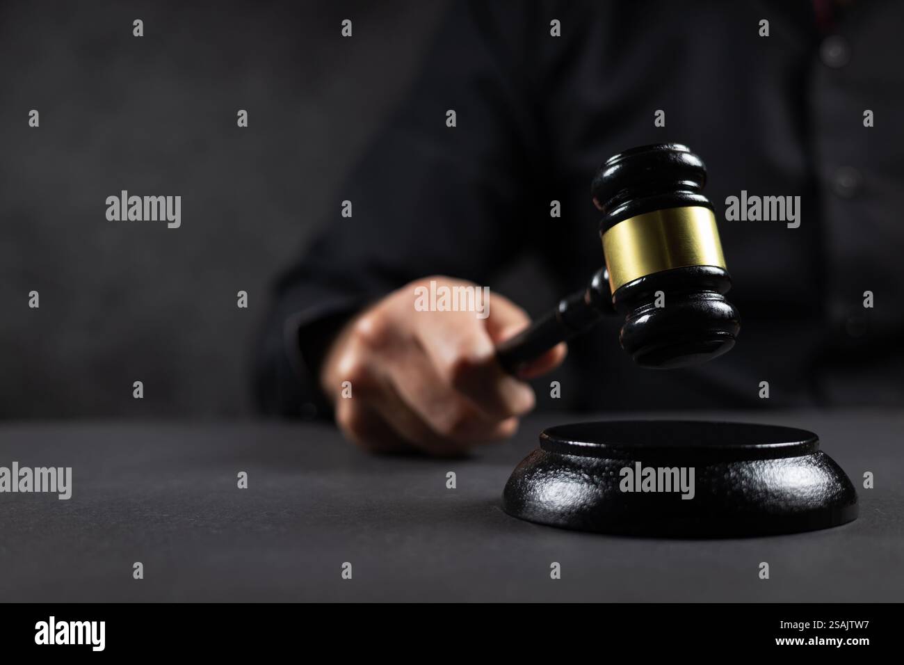 Judge hitting gavel off hi-res stock photography and images - Alamy