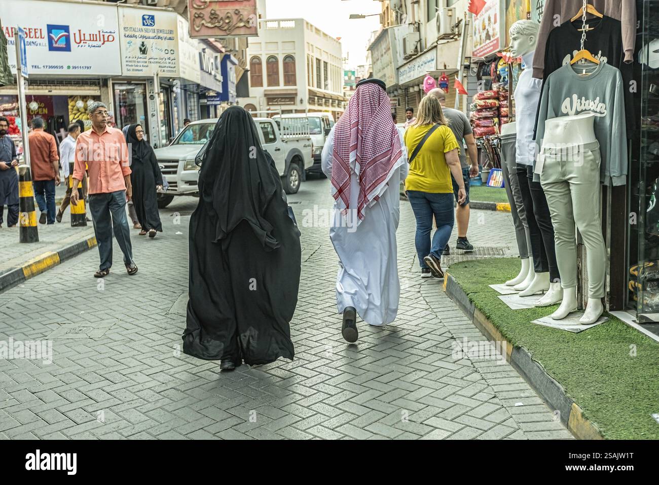Traditional textiles bahrain hi-res stock photography and images - Alamy