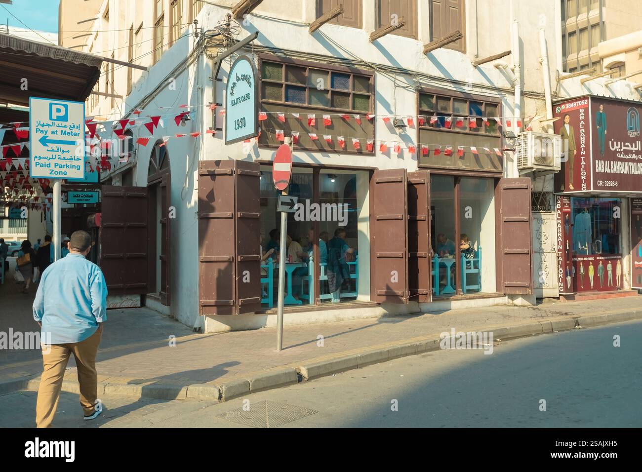 Traditional textiles bahrain hi-res stock photography and images - Alamy