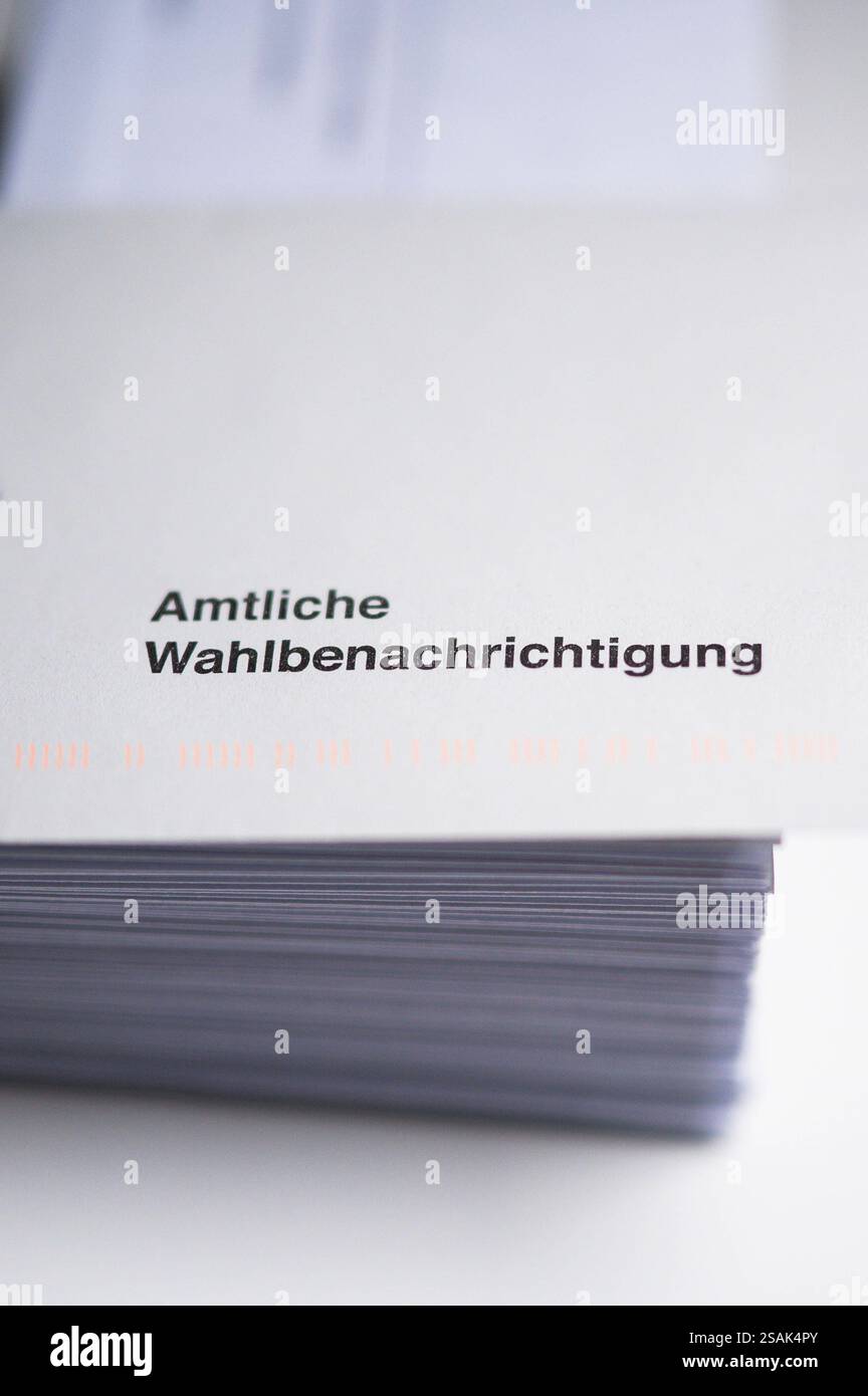 Ein Stapel mit Briefen mit einer Amtlichen Wahlbenachrichtigung ...