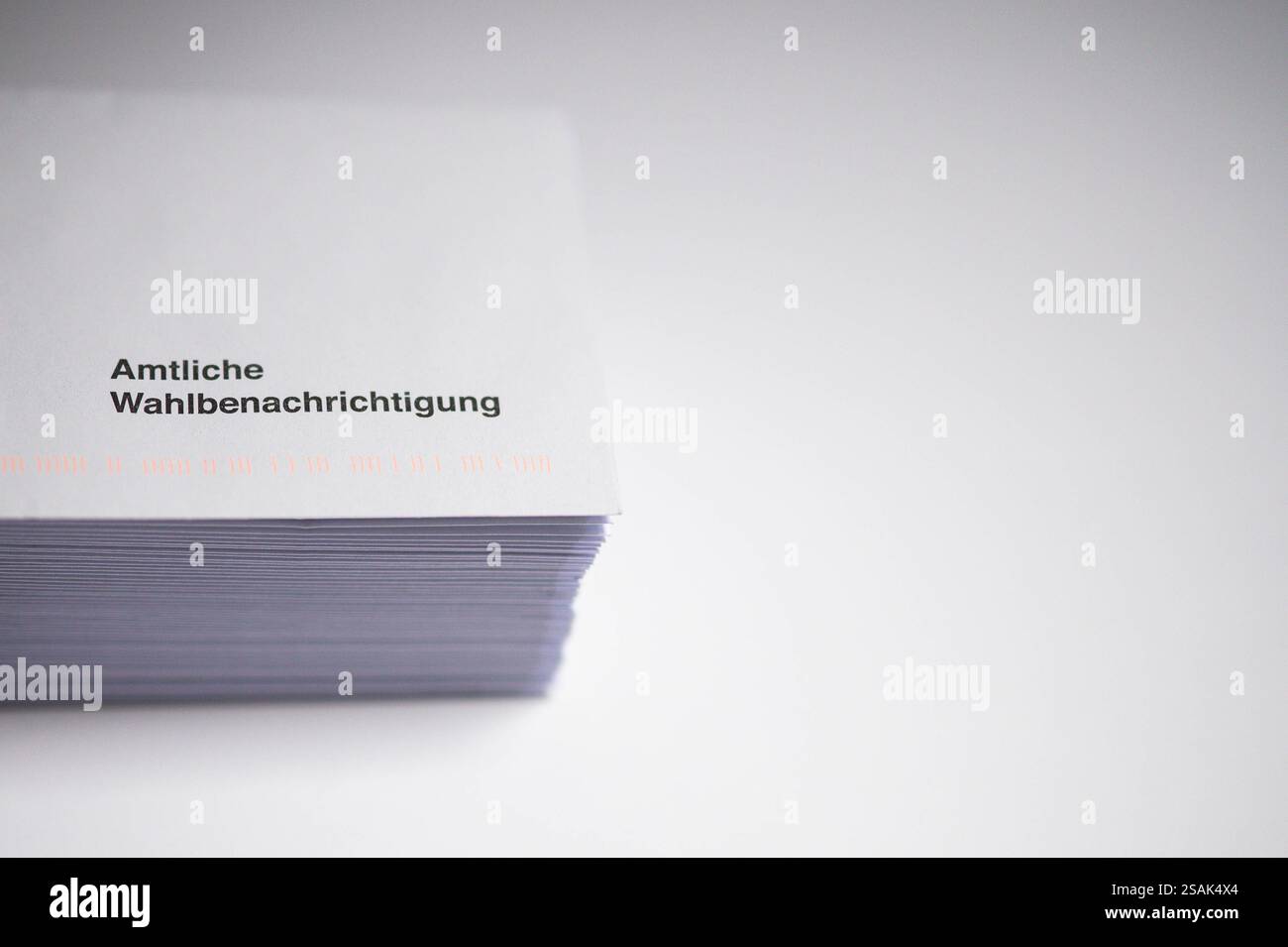 Ein Stapel mit Briefen mit einer Amtlichen Wahlbenachrichtigung ...