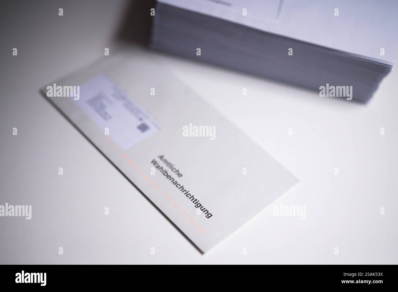 Ein Stapel mit Briefen mit einer Amtlichen Wahlbenachrichtigung ...