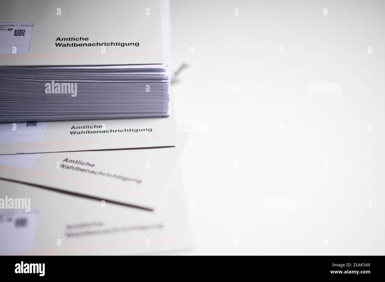 Ein Stapel mit Briefen mit einer Amtlichen Wahlbenachrichtigung ...