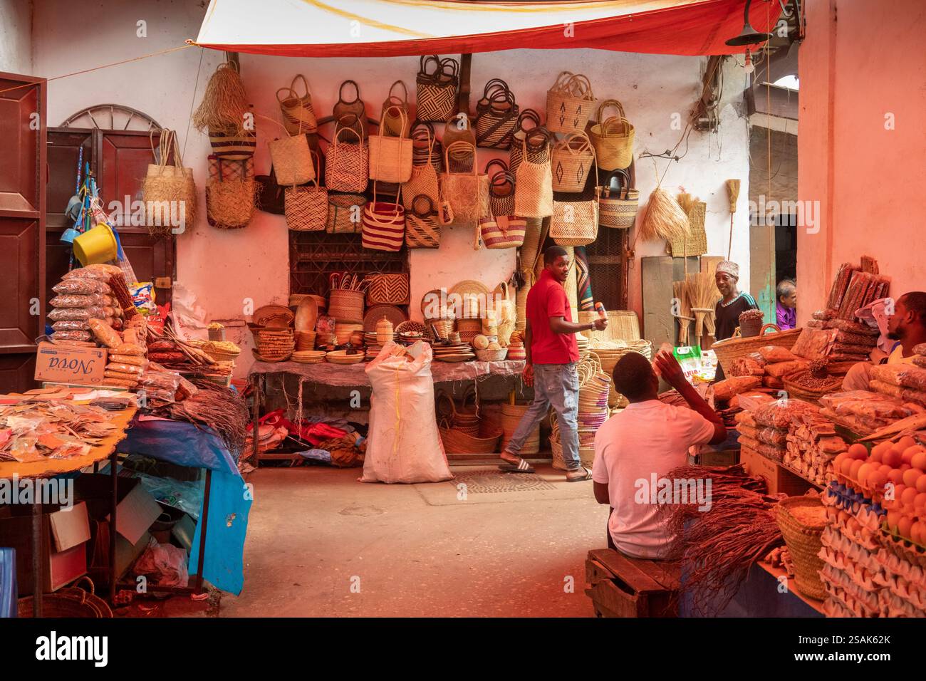 Africa, Tanzania, Zanzibar, Stonetown, market, Darajani Bazaar, basket ...