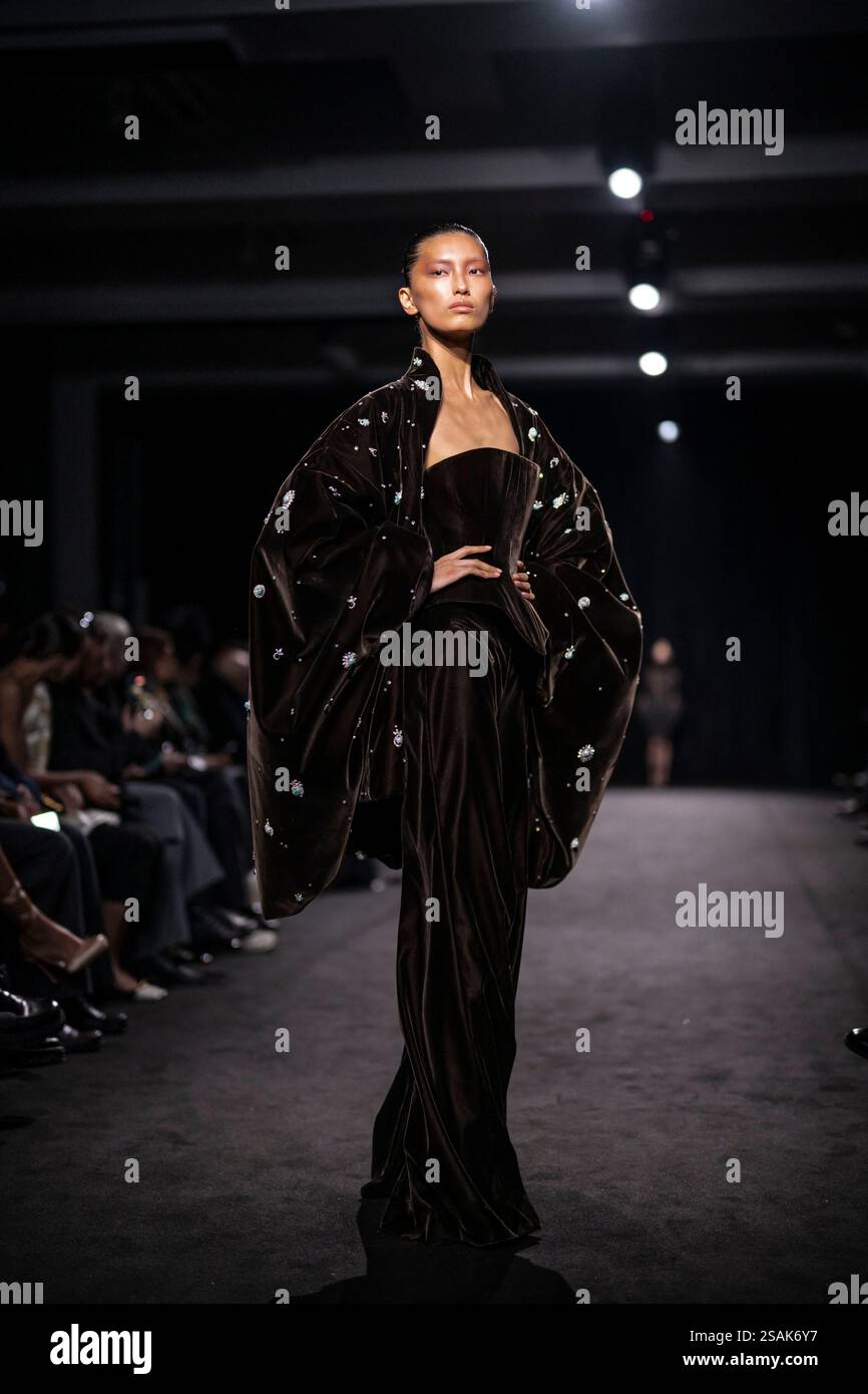 Ashi studio paris fashion model walks runway hi-res stock photography ...