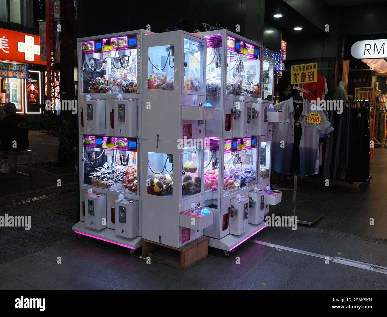 Claw machines near the Ximending district in Taipei Stock Photo - Alamy