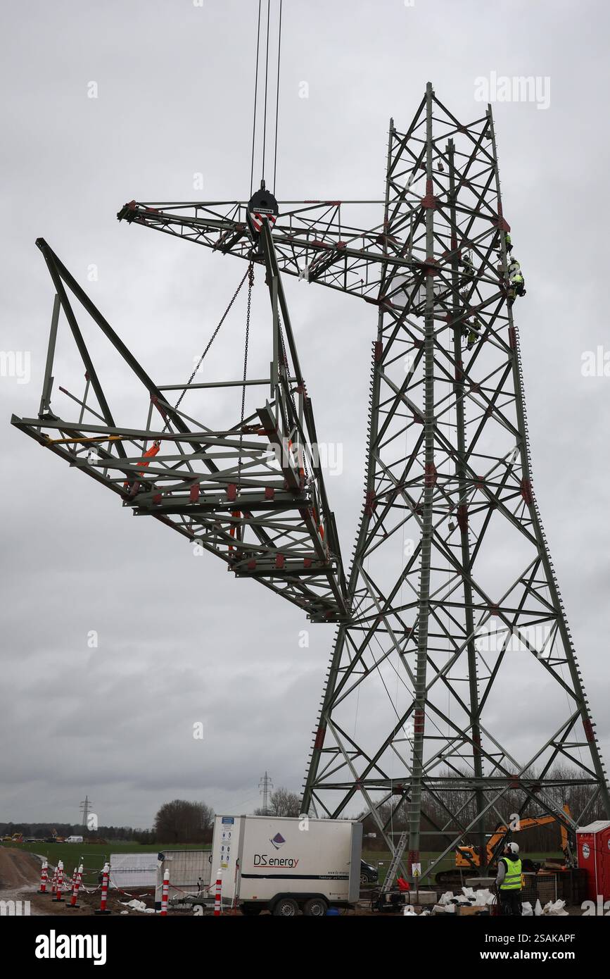 Altenkrempe, Germany. 30th Jan, 2025. Employees of a specialist company assemble a pylon for the ...