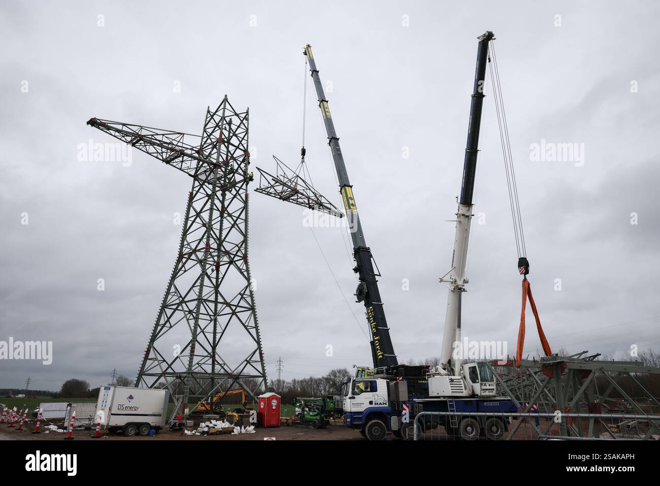 Altenkrempe, Germany. 30th Jan, 2025. Employees of a specialist company assemble a pylon for the ...