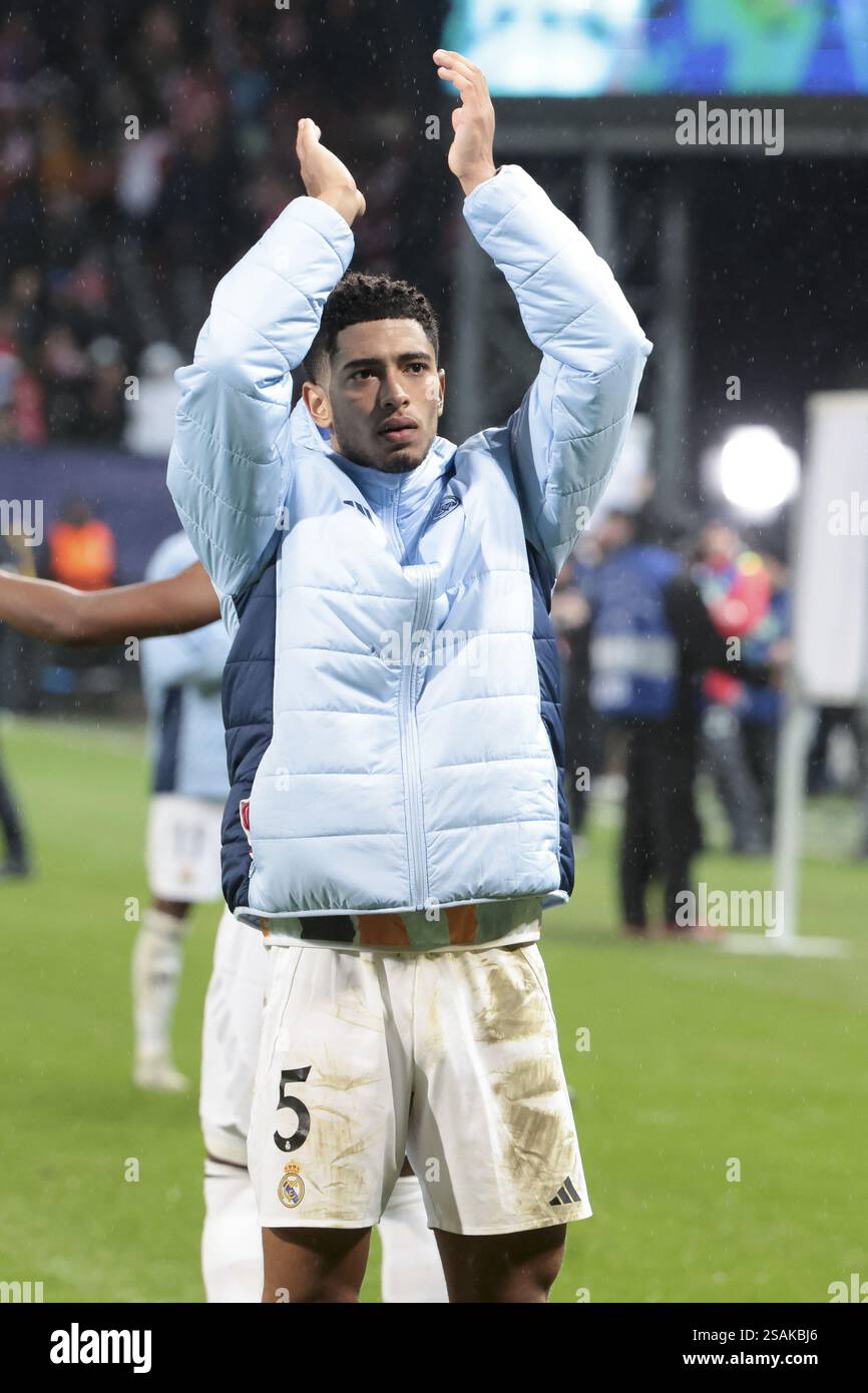 Jude Bellingham of Real Madrid salutes the supporters following the ...