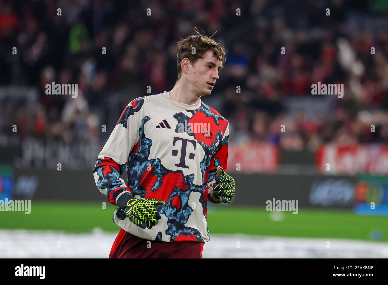 Max Schmitt (FC Bayern Muenchen, #35) beim Aufwaermen vor dem Spiel, GER, FC Bayern Muenchen vs ...