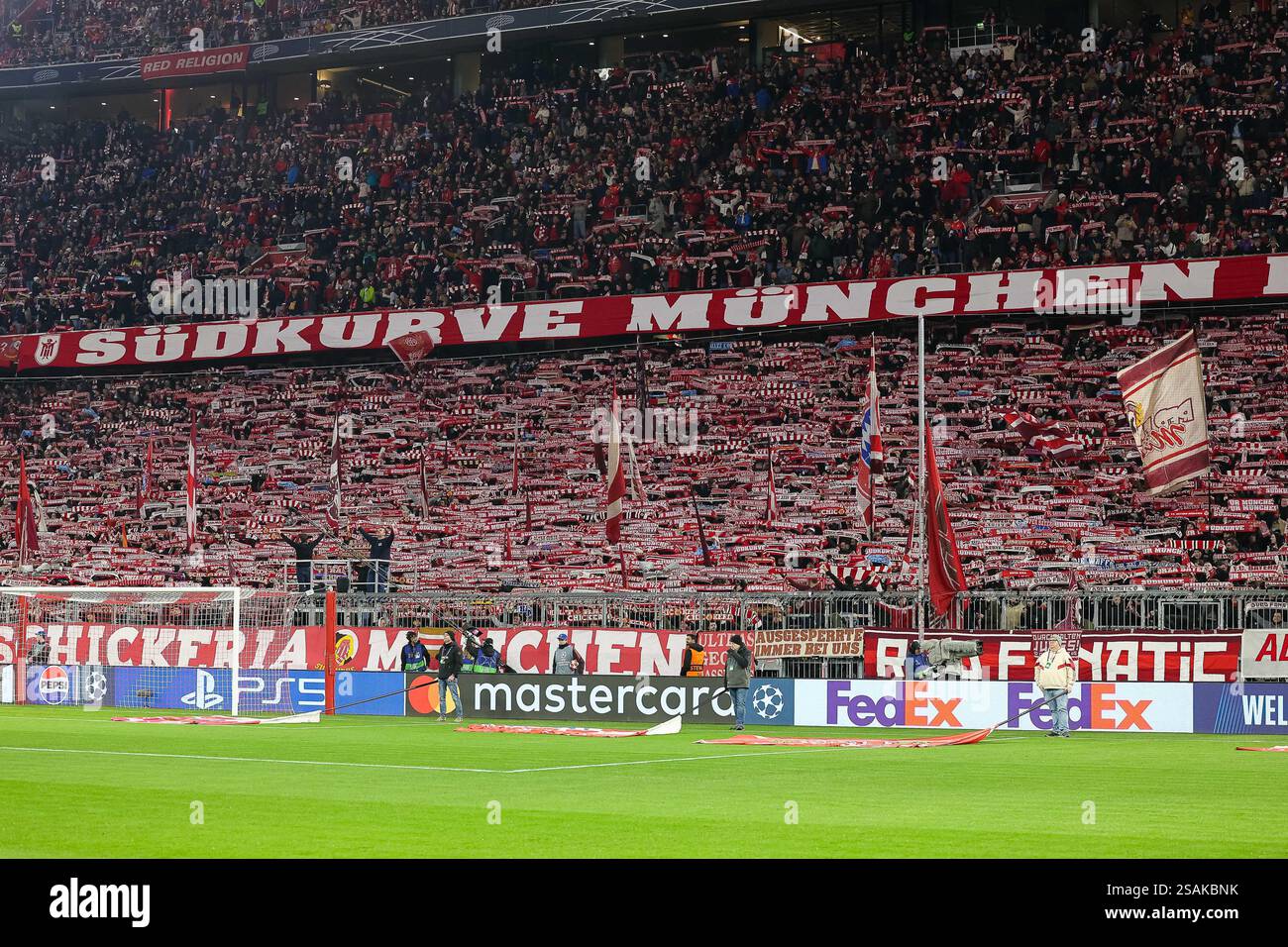 Die Fans des FC Bayern Muenchen halten ihre Schals hoch in Suedkurve ...