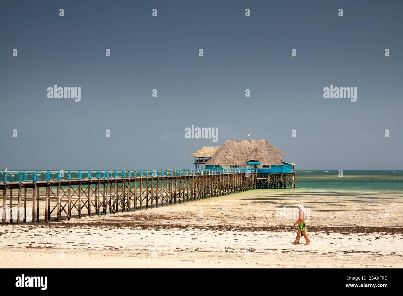 Pier travel packages hi-res stock photography and images - Alamy