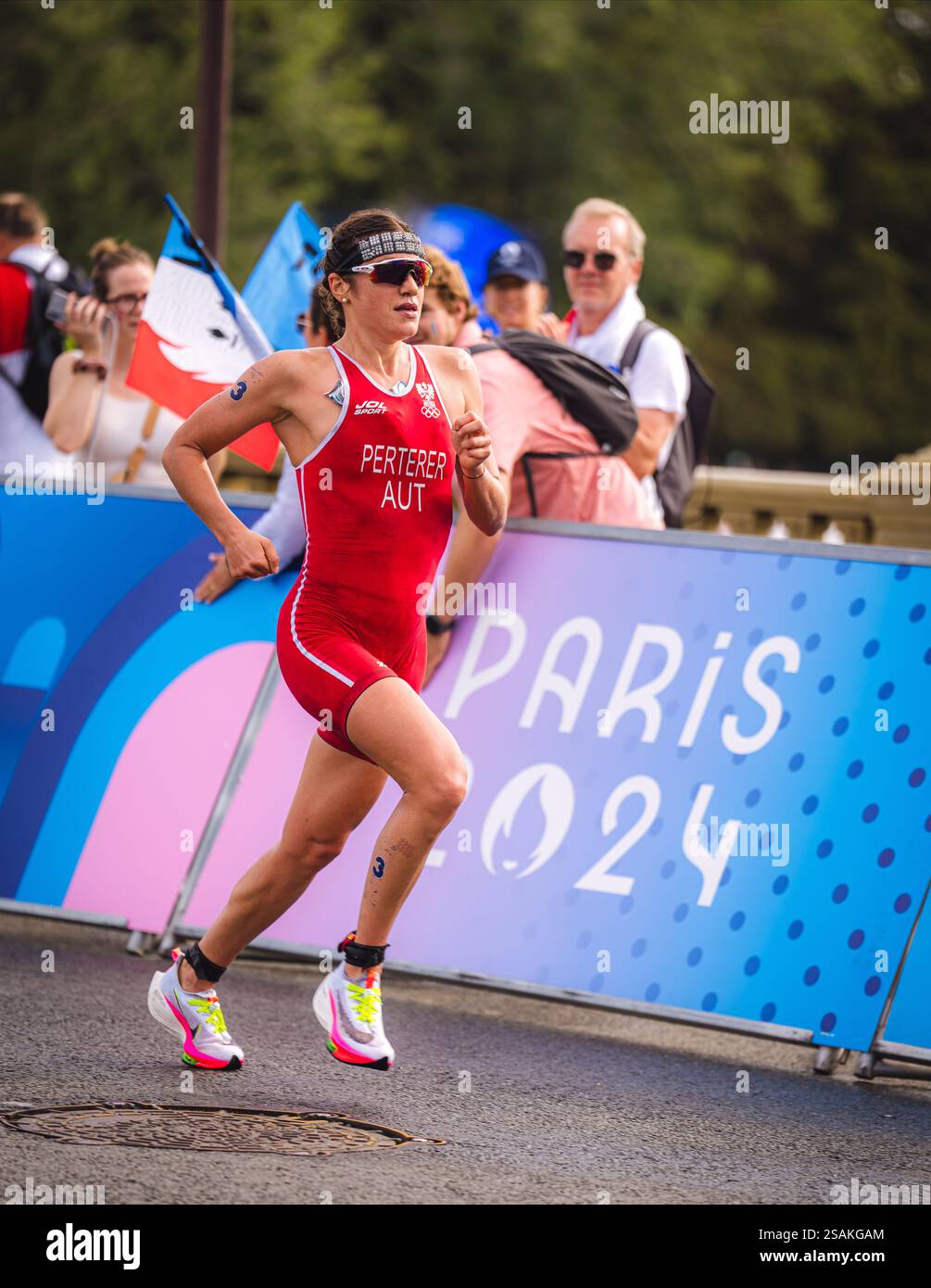 Lisa Perterer participating in the triathlon at the Paris 2024 Olympic Games Stock Photo - Alamy
